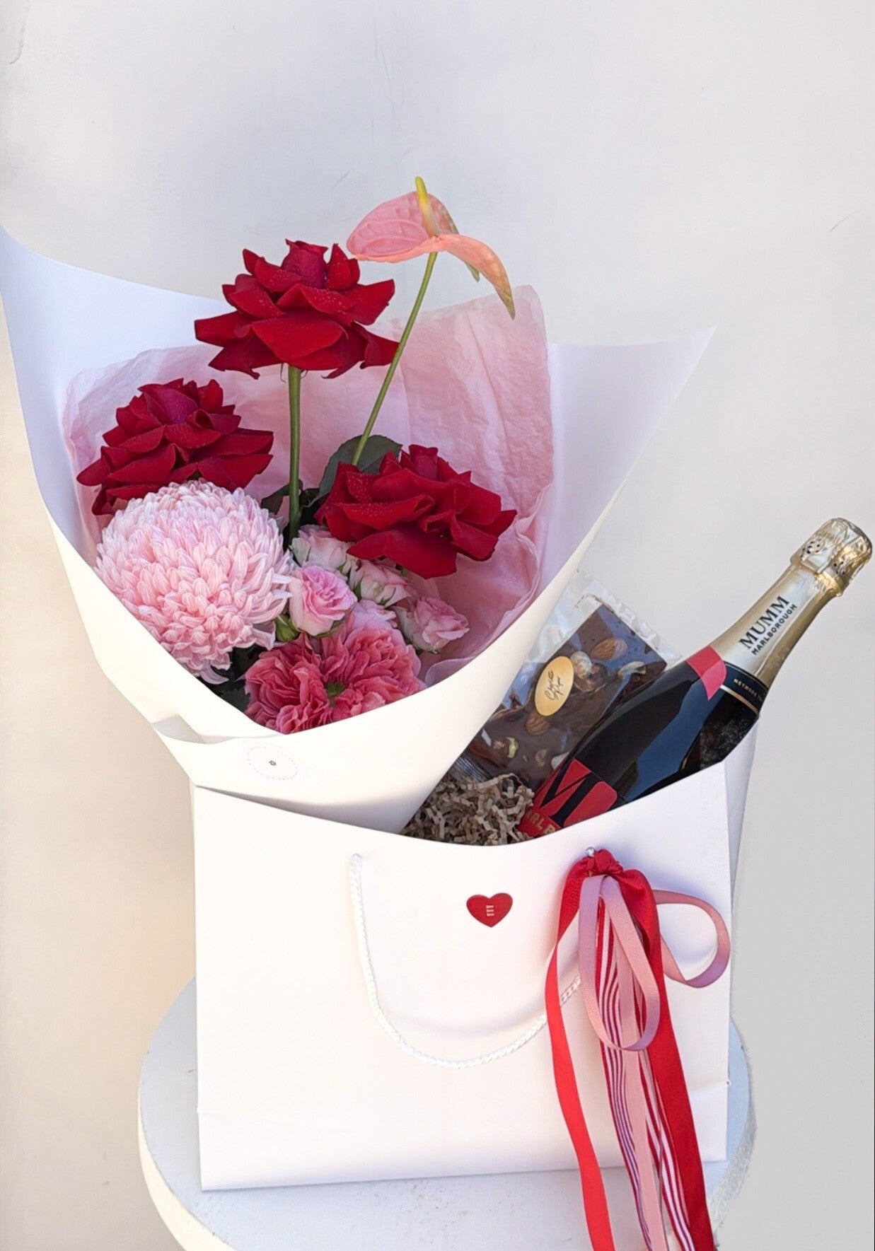 Valentines Posy, Bubbles & Chocolate Bag | Duncraig-Glengarry Flowers ...